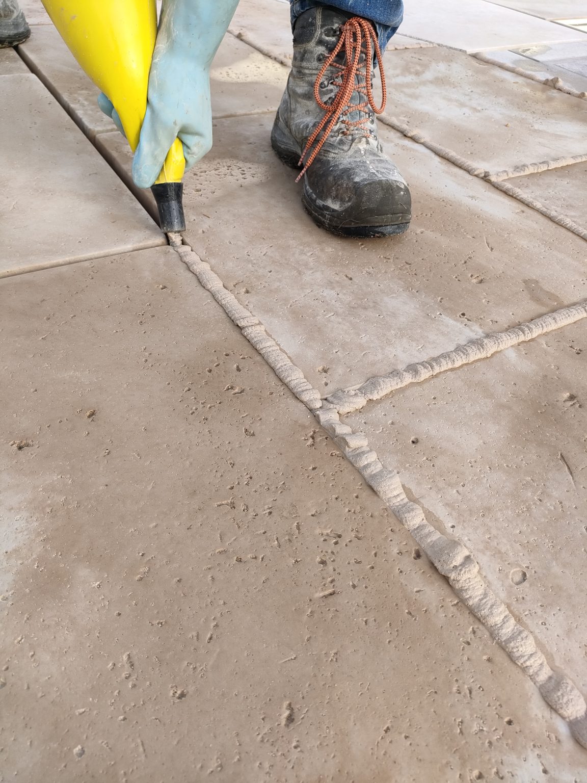 Comment réaliser les joints de sa terrasse ? - Fabemi