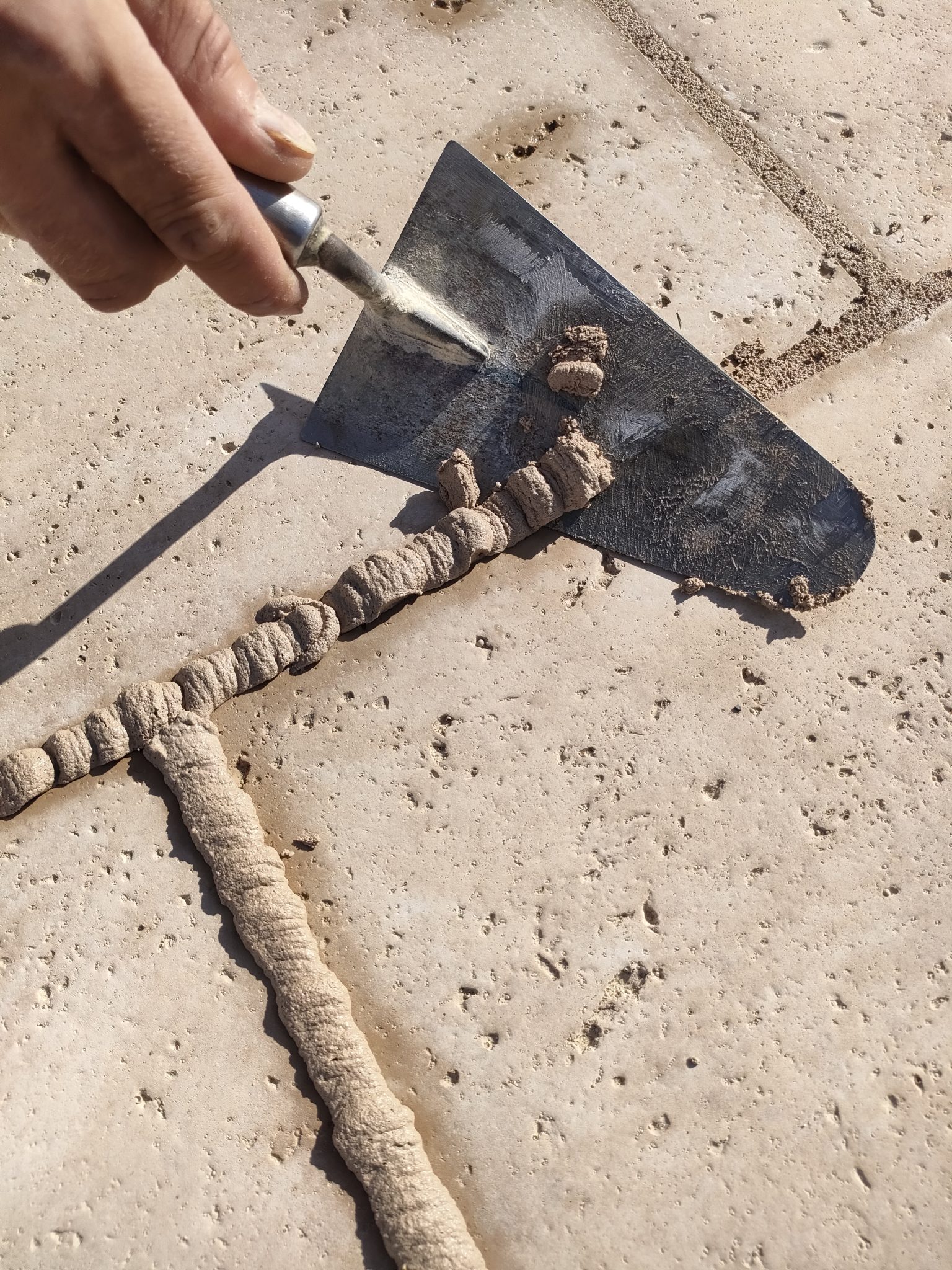 Comment réaliser les joints de sa terrasse ? - Fabemi