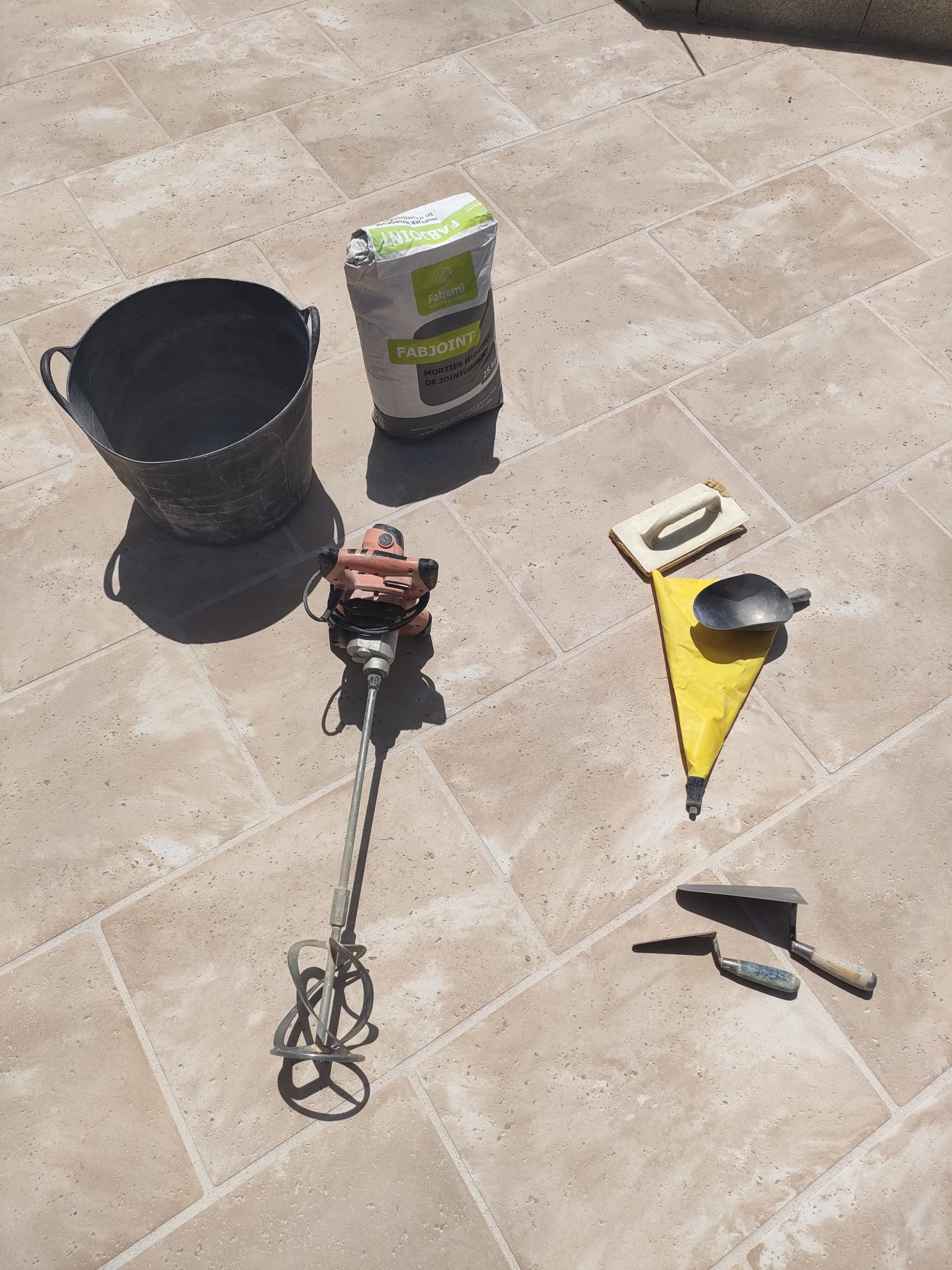 Comment réaliser les joints de sa terrasse ? - Fabemi